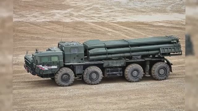 БМ-30 "Смерч".  Триста миллиметров, которые накрывают квадрат целиком!