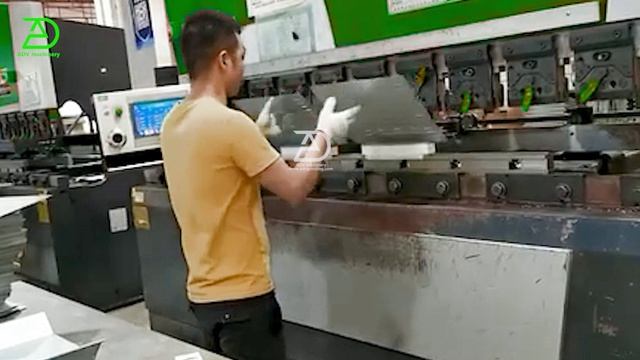 Как рабочий использует гибочный станок для быстрой гибки заготовки.