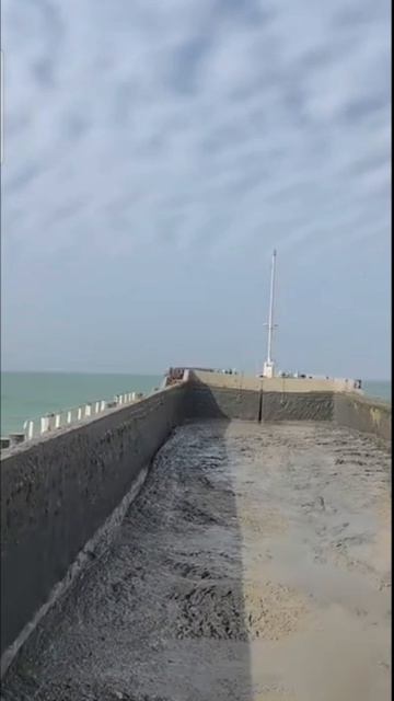 Намывают острова в морях. 3 года и остров принимай!
