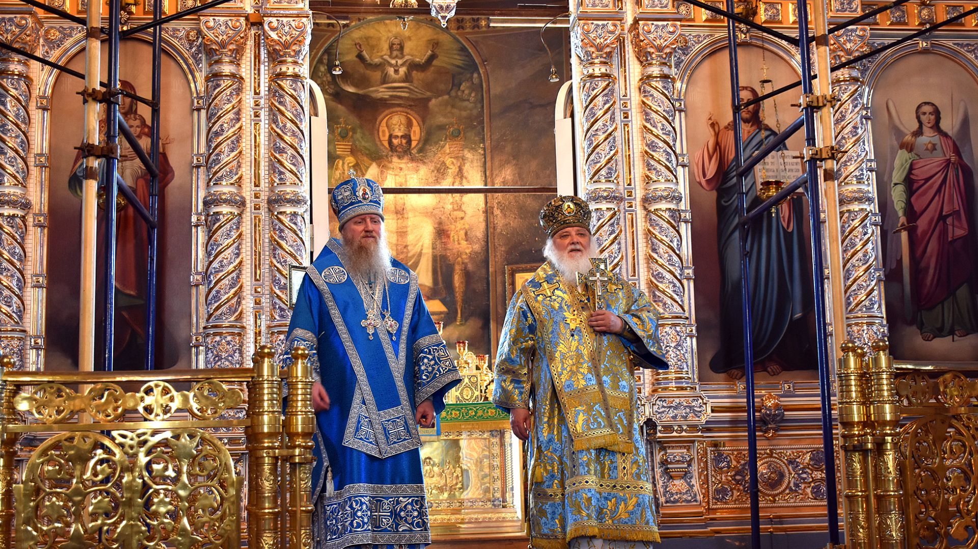 Батюшка наш молится на нас!