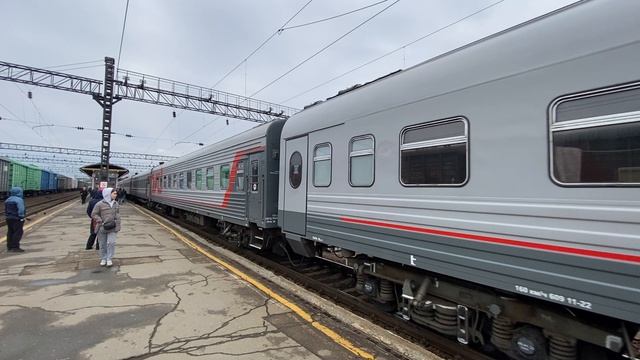 ЭП1П-070 с пассажирским поездом