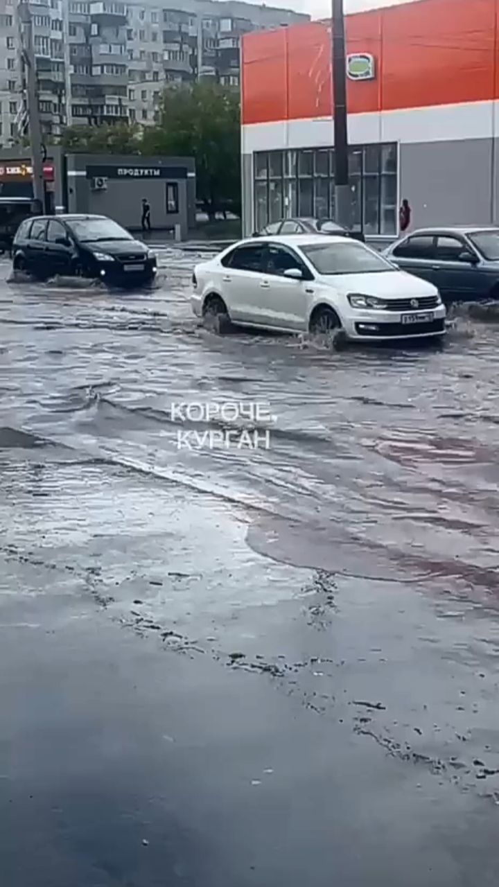 Традиционный потоп после сильных дождей рядом с Детским миром.Курган 24.06.2026