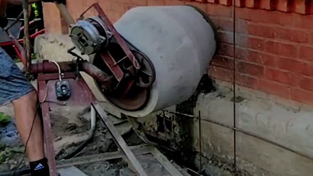 №104 Продолжаем ремонтировать фундамент. Заливаем бетон