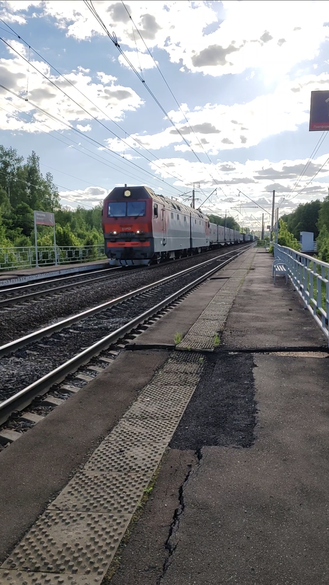 Электровоз 2ЭС6-1514 "Синара"#с грузовым поездом#проезжает платформу Новогромово