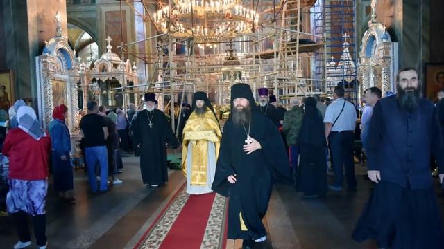В монастырской избе вечность служит молебен...