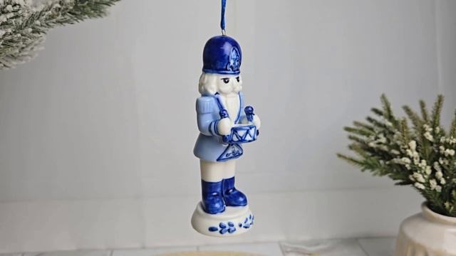Ёлочная игрушка ЩЕЛКУНЧИК-БАРАБАНЩИК В ДЕЛФТЕ, фарфор, 12 см, J7349-1