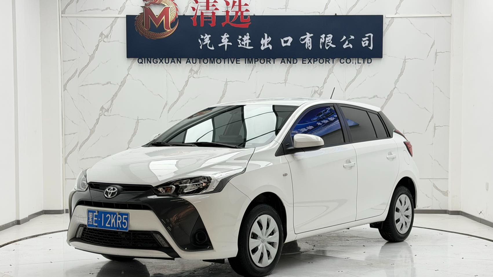 Toyota Yaris 2022 — осмотр салона за 30 секунд