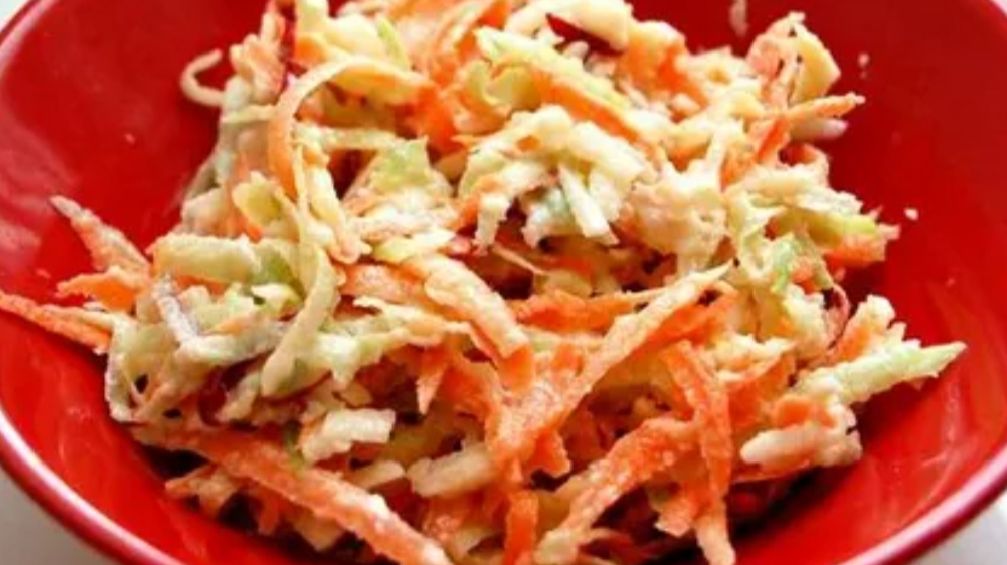 Витаминный салат с редькой, морковью и яблоком