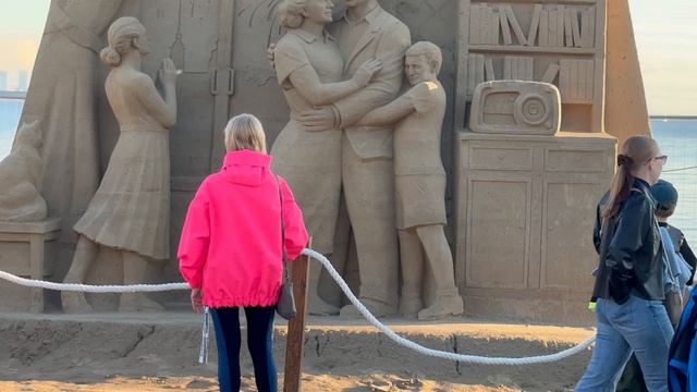 Небоскреб Лахта-центр и скульптура из песка в Парке 300-летия Санкт-Пктербурга