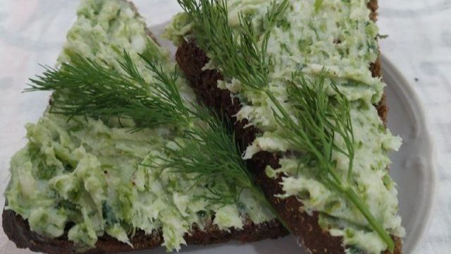 Чесночные стрелки. Невероятно вкусная намазка с салом и чесночными стрелками.