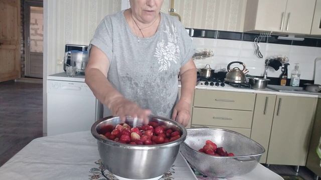 Готовлю клубничное варенье. Обрезаю гортензию.