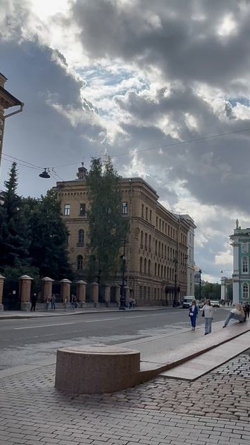 Прогулка у Эрмитажа и Атлантов в Санкт-Петербурге