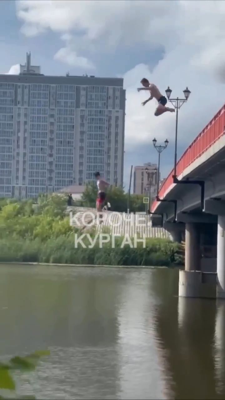 Подростки ради развлечения сиганули в воду с Кировского моста.