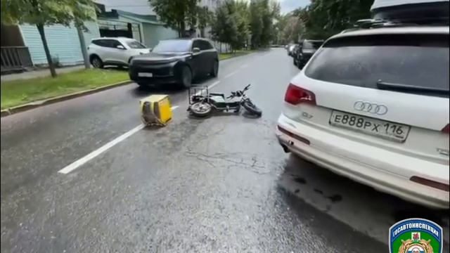 Велокурьер попал в больницу после наезда иномарки в центре Казани