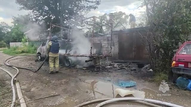 Енакиевские огнеборцы отстояли у стихии частный дом