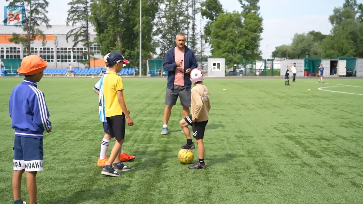 Азы командной игры под руководством опытных тренеров: футбольные школы Абакана зовут ребят на поле