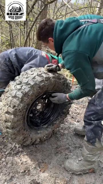OFF-ROAD 🤘 Помогаем друзьям вернуть колесо в строй