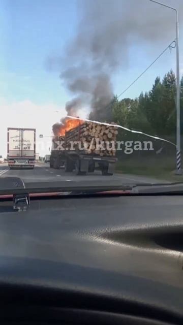 В Кетовском округе загорелся грузовик с дровами