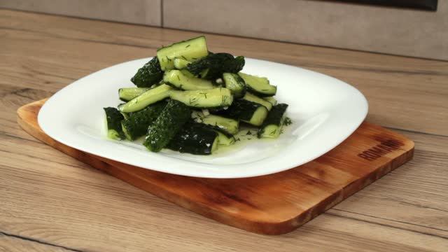 Малосольные огурцы быстро без масла с чесноком и укропом рецепт