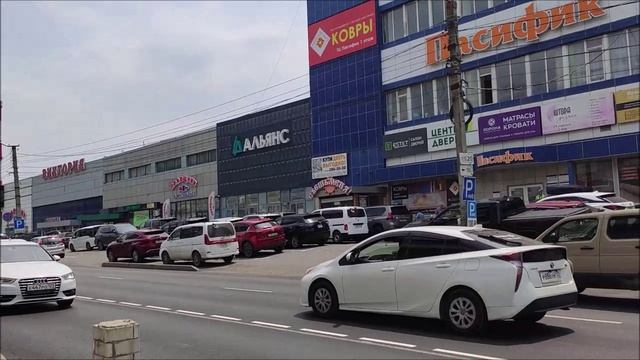 Торговая улица на Багратиона . Владивосток