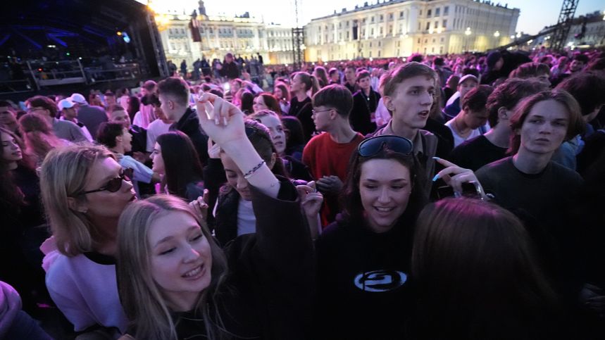 Все подключены: будущее России раскрыли через образ соцсети на «Алых парусах»