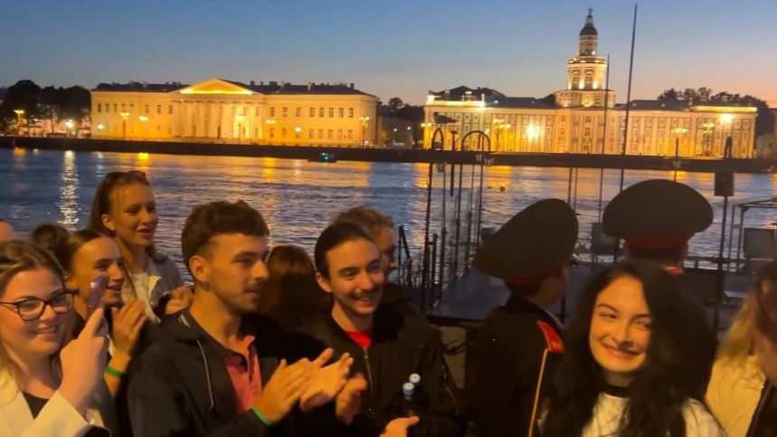 Сербский день рождения: иностранцы поздравили выпускницу на «Алых парусах»