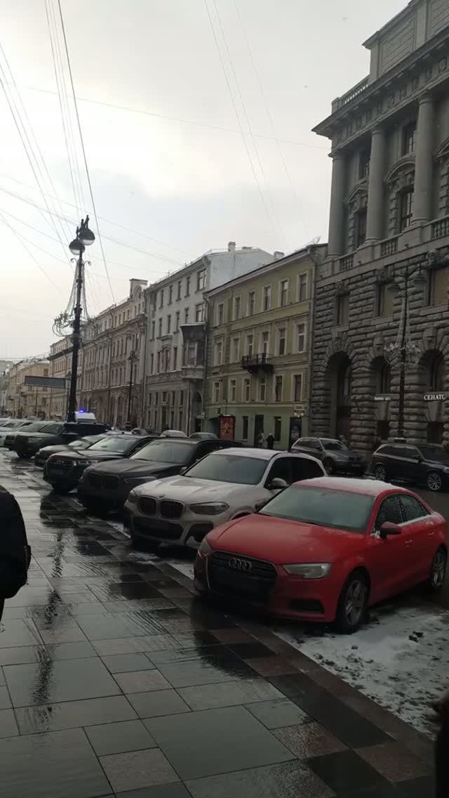 Ленинград (Санкт-Петербург), ул.Большая Морская - архитектура, авто, магазины, люди