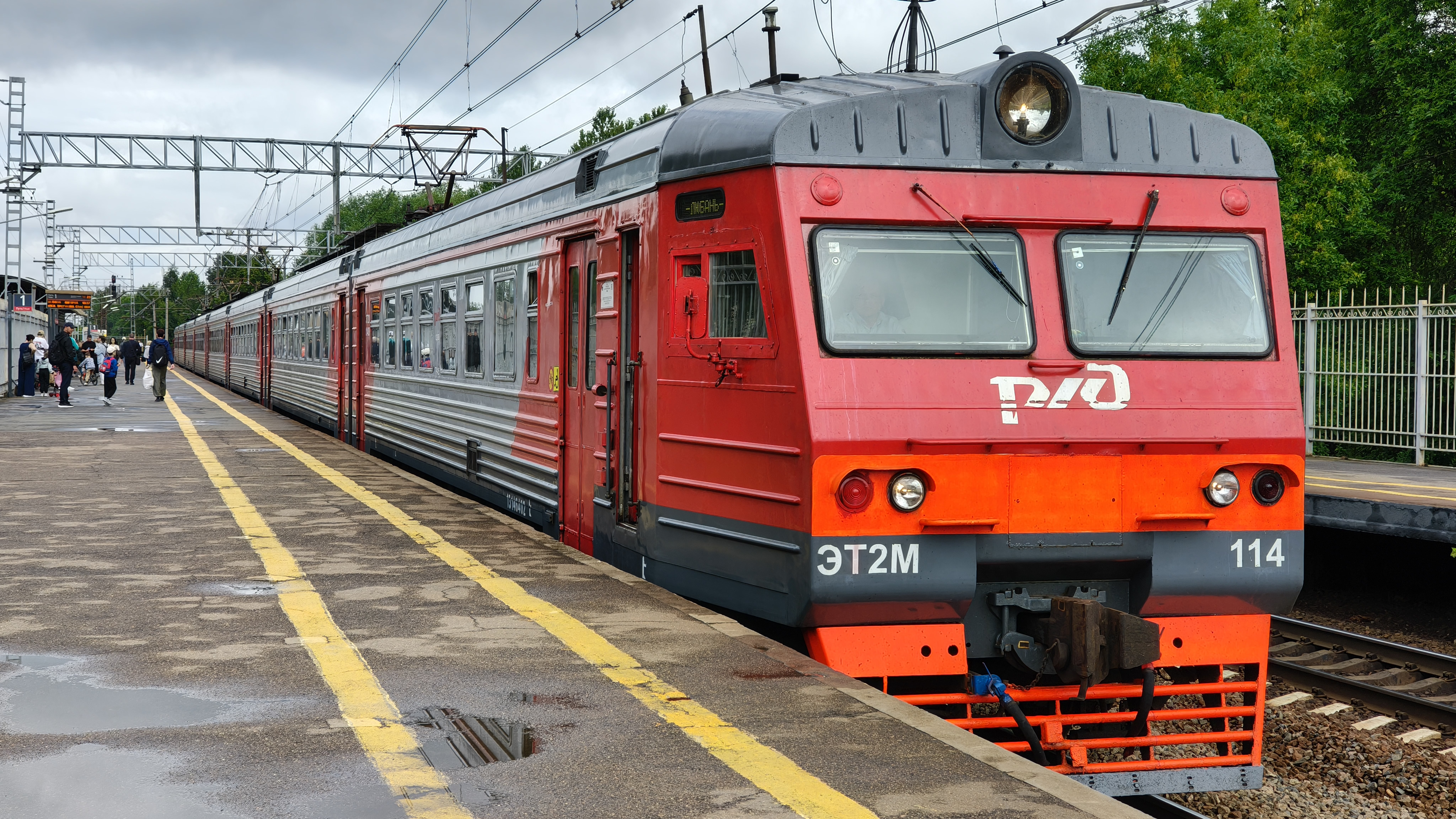 ЭТ2М 114 сообщением Санкт-Петербург - Любань, отправляется от станции Колпино