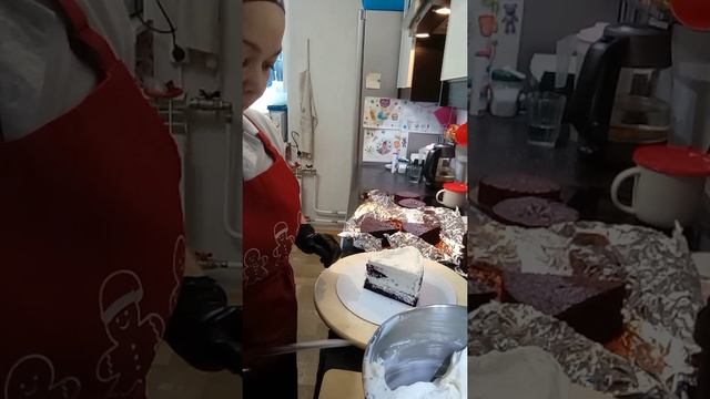 Шоколадный торт с карамелью и арахисом