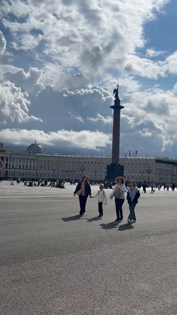 Великолепная Дворцовая площадь в Санкт-Петербурге