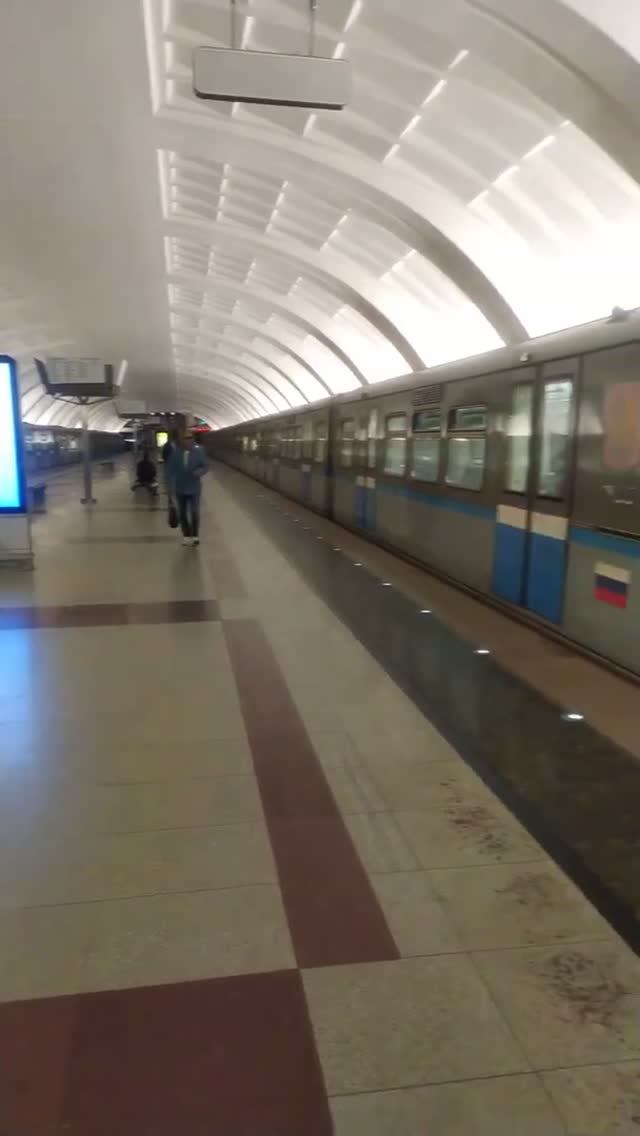Станция метро Митино, Москва интерьер, пассажиры, поезда  Фрагмент 4