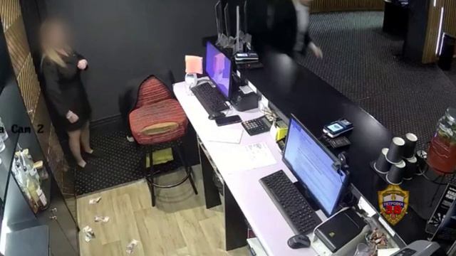МВД показало кадры дерзкого ограбления букмекерской конторы