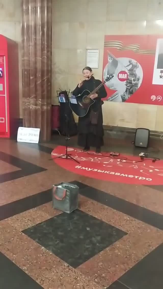 Музыка в метро Станция метро Курская переход с радиальной на Кольцевую Линию Фрагмент 3