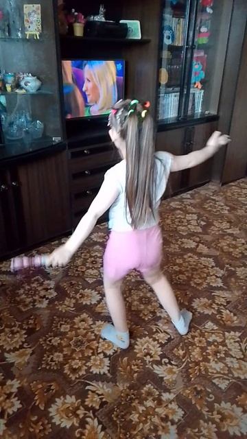 Полина танцует