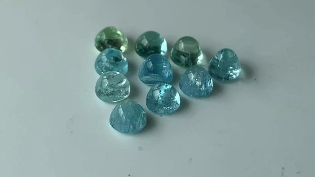 Лот из десяти кабошонов аквамарина и берилла кругов 6 мм