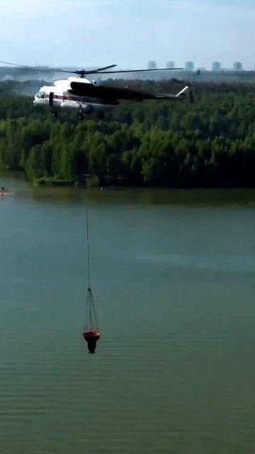 Как вертолет Ми-8 забирает воду из озера 🚁🌊