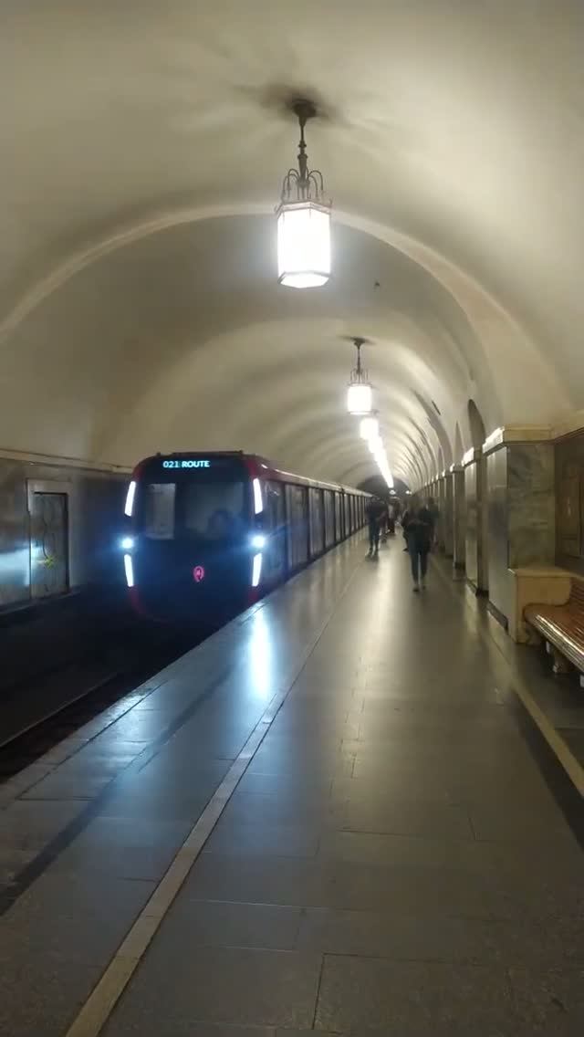 Станция метро Парк Культуры интерьер пассажиры поезда Москва Фрагмент 2