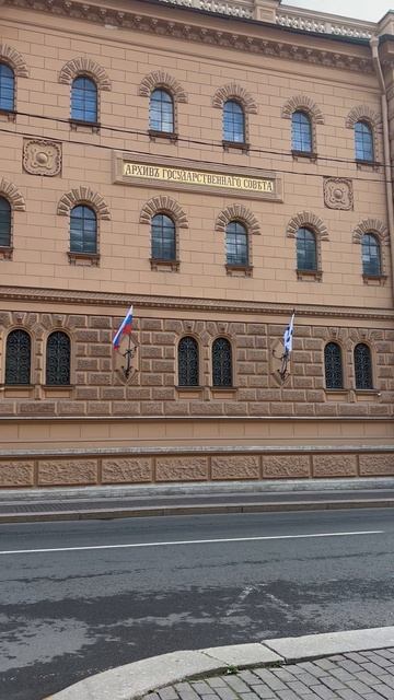 Прогулка у  Эрмитажа в Санкт-Петербурге