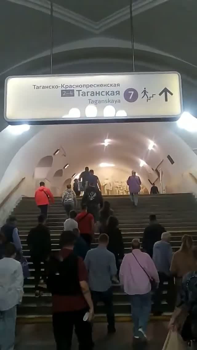 Станция метро Таганская - интерьер, пассажиры, прибытие-отправление поездов, Москва Фрагмент 31