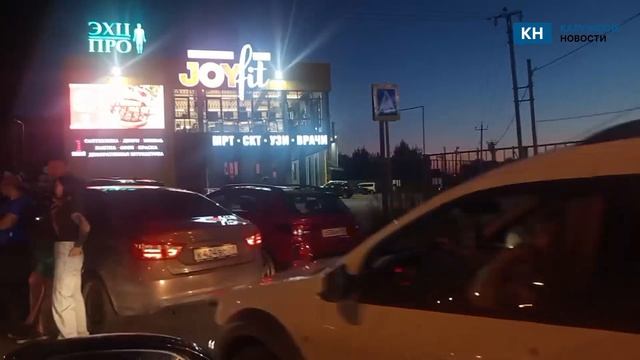 Бензовоз собрал огромную очередь на АЗС в Калуге