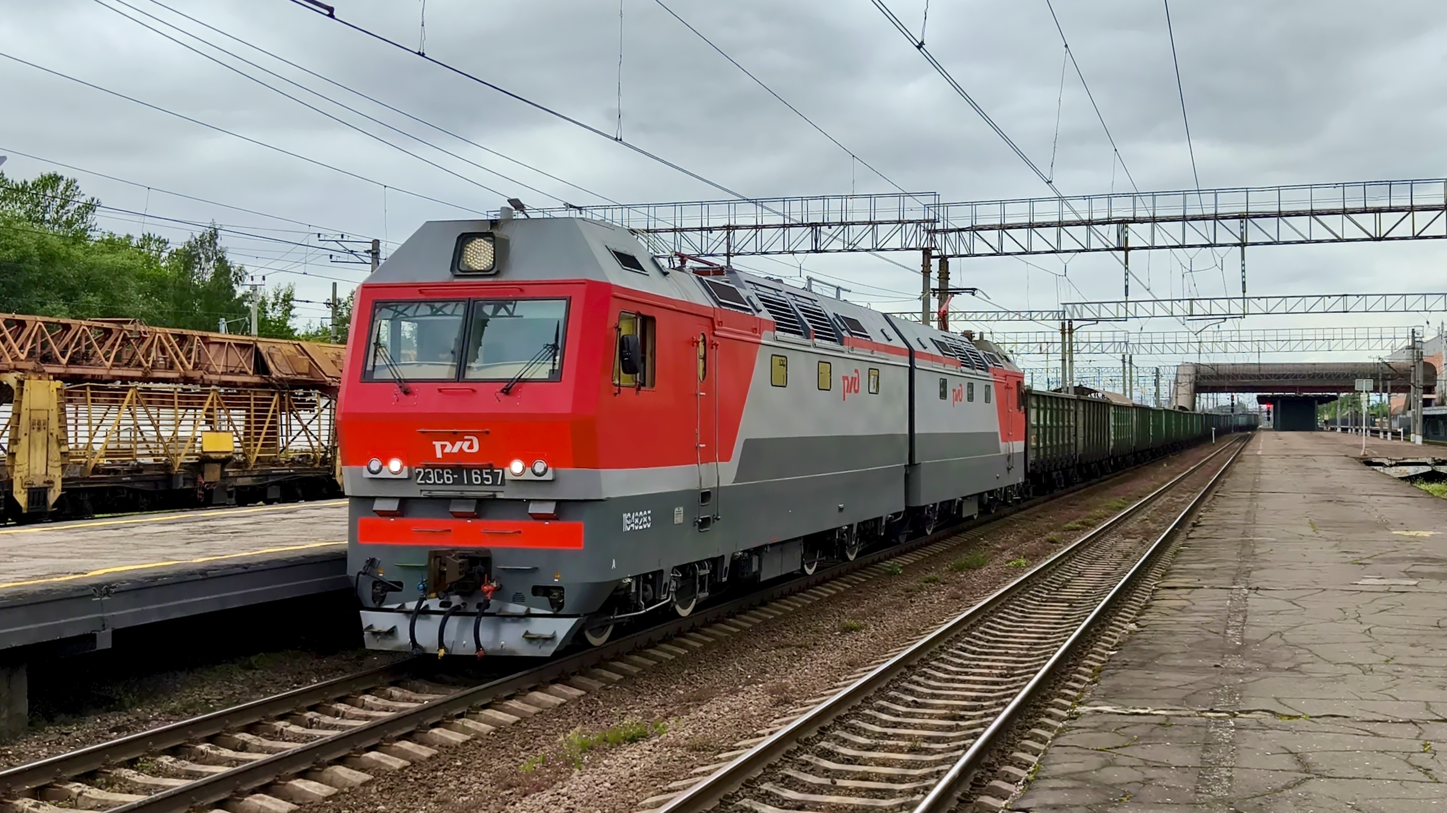 2ЭС6-1657 "Синара" с грузовым поездом на станции Рыбацкое.