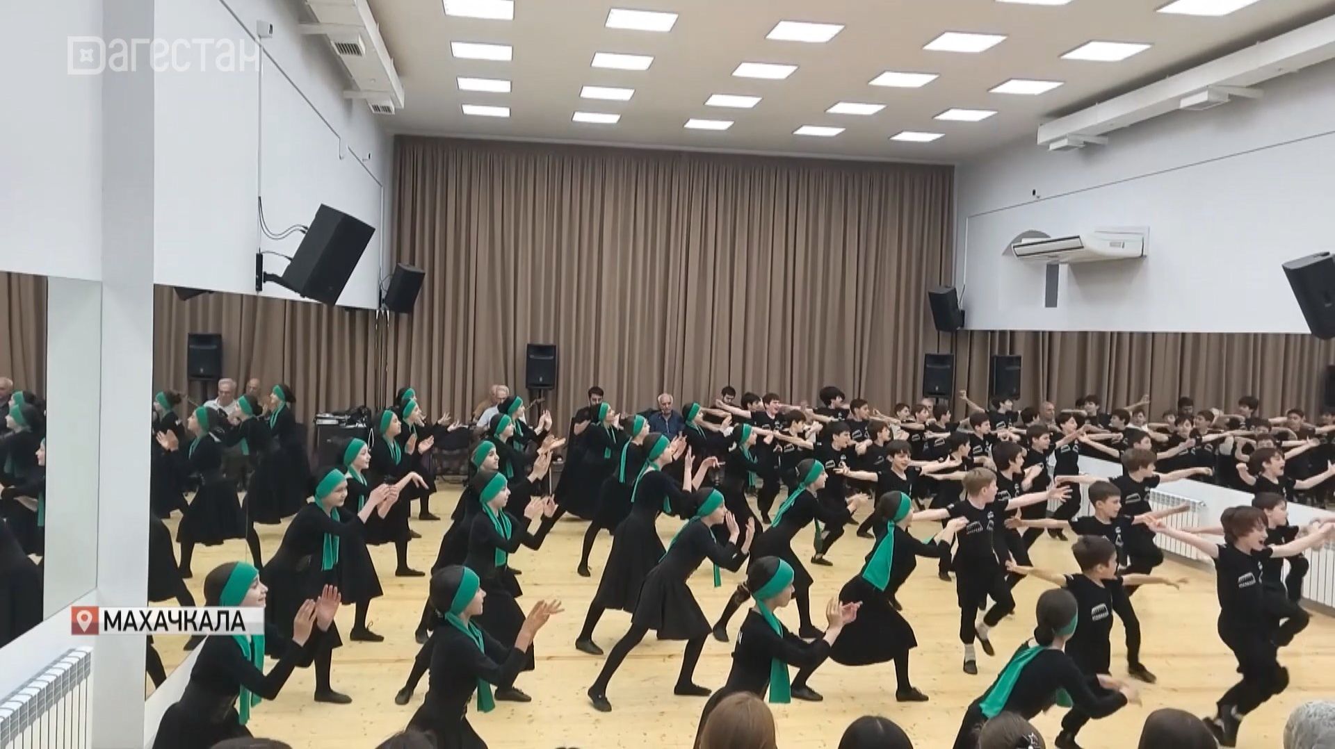 В Махачкале в школе ансамбля «Ватан» состоялось вручение дипломов выпускникам