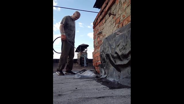 Ремонт крыши Клею примыкания к вентиляции Roof repair: sealing the joints around the ventilation.