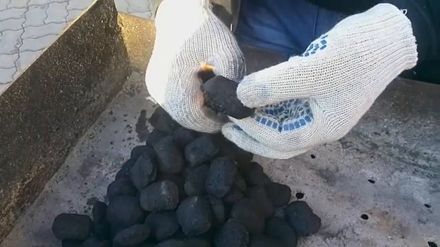 Жарим мясо на древесно-угольных брикетах Поджигаем брикеты