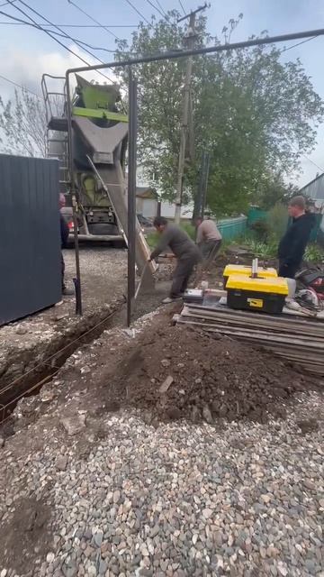 Заливка бетона под забор и ворота