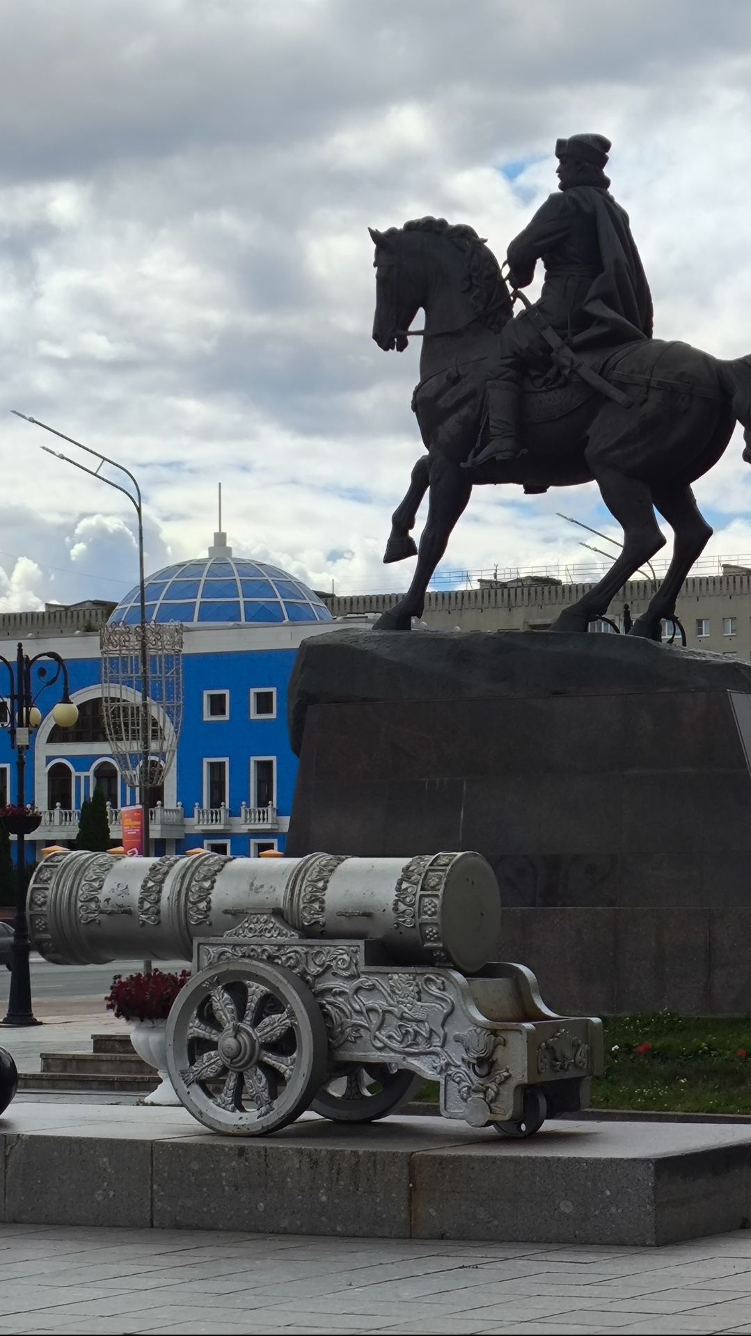 Йошкар-Ола: Царь-пушка и памятник Оболенскому-Ноготкову