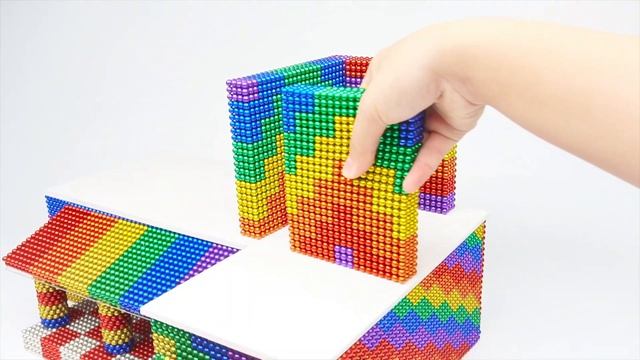 На этой радужной игровой площадке для улицы есть бассейн с шариками из ваты и горка для миньонов, сд