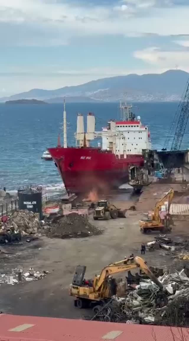 ВЫБРОСКА СУДНА НА БЕРЕГ