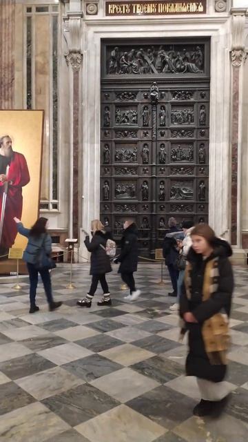 Ленинград (Санкт-Петербург), Исаакиевский собор, внутренний вид, туристы  Фрагмент 5А