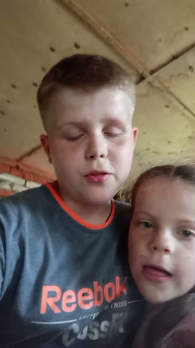 Сажаю сливу с сестрой!
